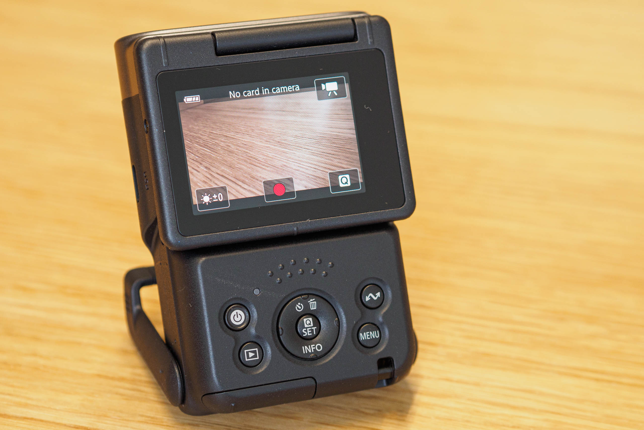 Canon PowerShot V10 Review: a camera that's looking at you, vloggers ...