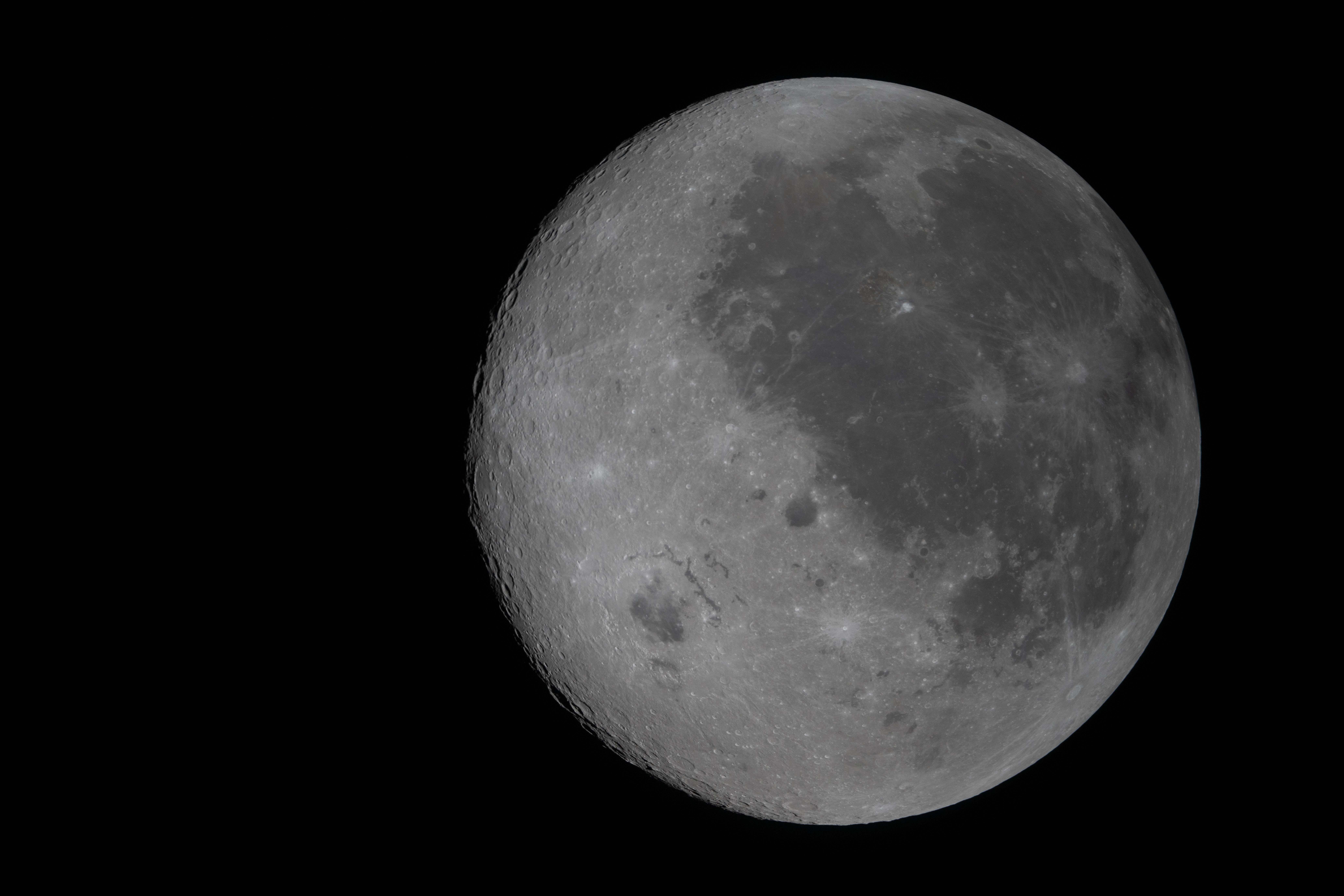 NASA astronauts are using regular cameras from a main brand to shoot ...