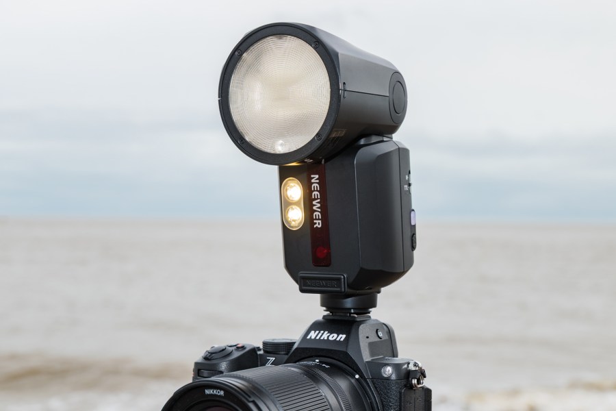 Neewer Z3R flash review - reliable power and touchscreen control ...